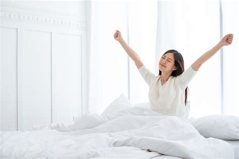 아시아 여 자가 아침에 일어나 흰색 침대에 앉아서 스트레칭 행복 하 고 신선한 느낌 가정의 방에 대한 스톡 사진 및 기타 이미지