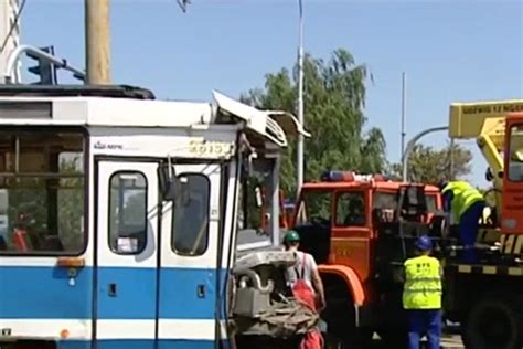 Wypadek we Wrocławiu Zderzenie ciężarówki z tramwajem naTemat pl