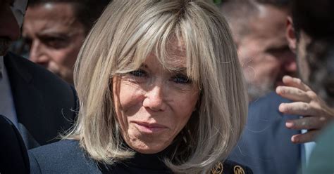 Brigitte Macron Cette Photo Remplie Démotion Affichée Par La