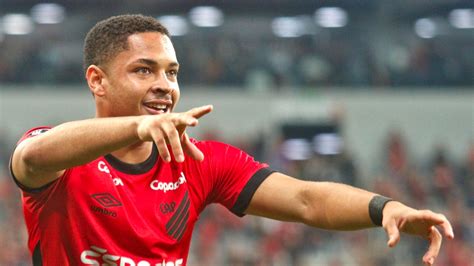 Athletico dá ultimato em Barcelona para vender Vitor Roque diz jornal