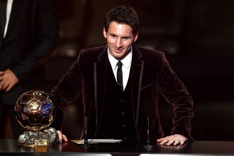 Clásico Y Conservador Messi Eligió Armani Para Su Traje De Novio Infobae
