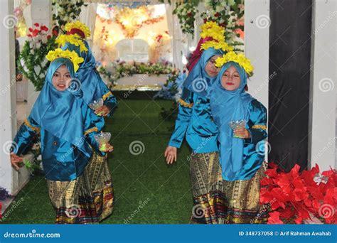 Indonesian Dancers At A Wedding Event Girls Dancing At A Ceremony