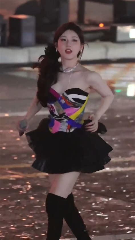 赵露思跨年晚会上太美了 度小视