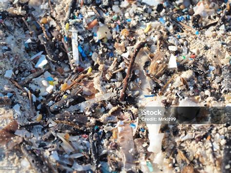 Pencemaran Lingkungan Pantai Pasir Tercemar Dengan Potongan Sampah