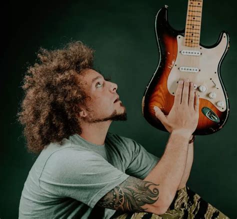 Bare Knuckle Présente Le Set Rabea Massaad Triptych Single Coil