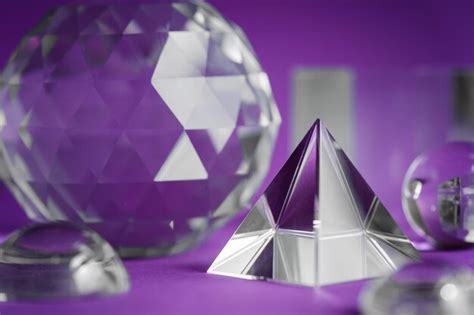 Prisma De Cristal Que Refracta La Luz Cristales Mágicos Y Esfera