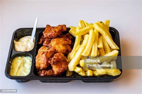 네덜란드 길거리 음식 프렌치 프라이드 감자 의 일부 기름 대구 생선 필레에 튀긴 조각과 두 개의 소스 0명에 대한 스톡 사진 및 기타 이미지 Istock