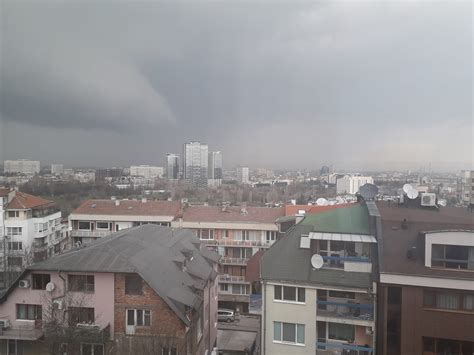 БУРЯ НАД СОФИЯ Ураганен вятър и дъжд връхлетяха столицата Информационна агенция ПИК