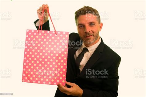 단상 배경 초상화 의 젊은 매력적이고 행복한 사업가 정장과 넥타이 들고 쇼핑 백 미소 에 쾌활 한 판매 및 기회 개념과 소비 30 39세에 대한 스톡 사진 및 기타 이미지