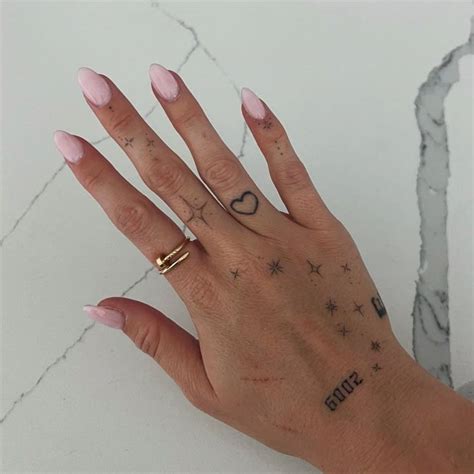 Pin By Anne On Body Art Finger Tattoo For Women Hand And Finger