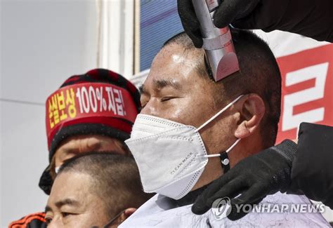 삭발하는 자영업자들 연합뉴스