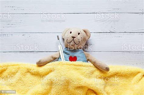 온도계가있는 침대에서 어린이의 부드러운 장난감 테디 베어 0명에 대한 스톡 사진 및 기타 이미지 0명 귀여운 단일 객체