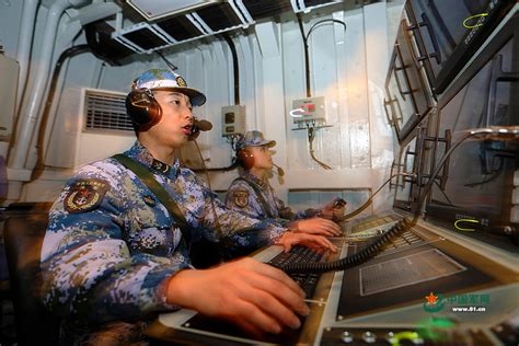 乘风破浪！舰艇编队海上实兵实弹演练军事中国网