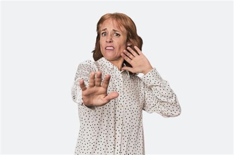 Mulher Caucasiana Ruiva De Meia Idade No Est Dio A Ser Chocada Devido A Um Perigo Iminente