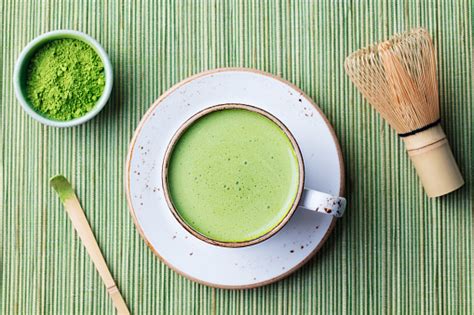 Matcha 녹차 라 떼 한 잔에 최고의 볼 수 있습니다 유기 제품입니다 공간에 복사 합니다 마카차에 대한 스톡 사진 및 기타