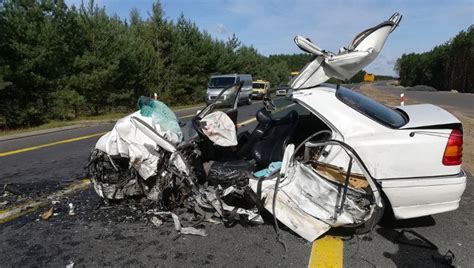 Makabryczny wypadek Mercedes roztrzaskał się o tira koło Nowego