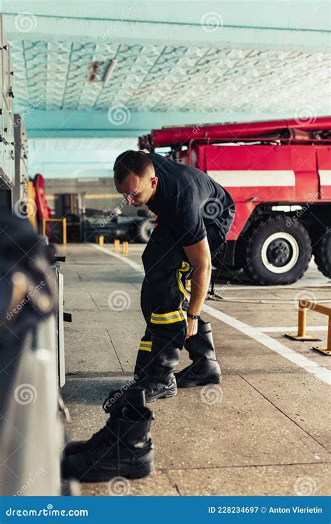 Brandweerman Met Uniform In Brandweerstation Stock Afbeelding Image
