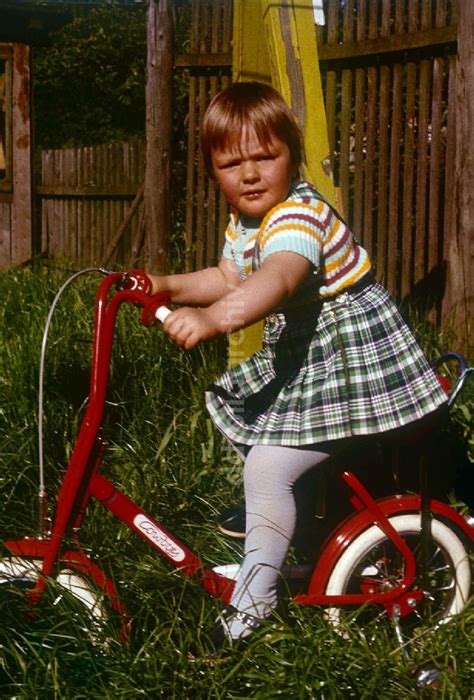 Neustrelitz Mädchen Im Karierten Rock Auf Einem Roten Kinderfahrrad
