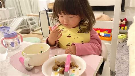 寝ながら食べる2歳児 Youtube