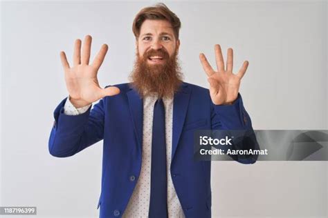 젊은 빨간 머리 아일랜드어 사업가 는 자신감과 행복 미소하면서 고립 된 흰색 배경 위에 서서 손가락 번호 9를 가리키고 서있습니다 가리키기에 대한 스톡 사진 및 기타 이미지