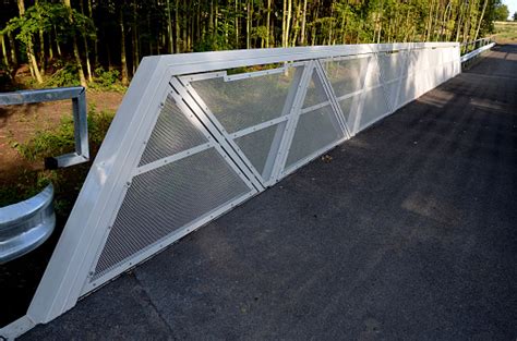 아스팔트 표면을 가진 사이클리스트를위한 경로 도로 장벽을 넘어 철난간을 아연 도금 측면에 기울어와 다리 난간 삼각형 모양의 천공 판금으로 만들어진 난간 0명에 대한 스톡