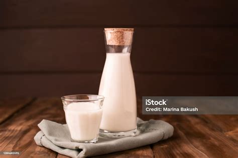 나무 배경에 우유 젖소의 우유 병과 유리 건강한 식단을 위한 천연 농산물 공간을 복사합니다 고품질 사진 0명에 대한 스톡 사진