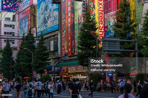 일본 도쿄의 아키하바라 일렉트릭 타운 지역에 있는 다채로운 간판 광고 및 상점 Animejapan에 대한 스톡 사진 및 기타