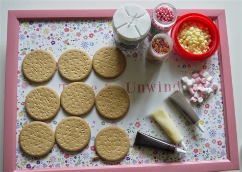 Mummy Monday Decorating Biscuits