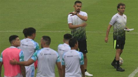 FAKTA Latihan Perdana Persib Bandung Luis Milla Puas Dengan Kualitas Lapangan Pemain Absen