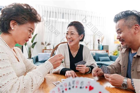 快乐玩扑克牌老年人中年女人人老心不老写实图片 包图网企业站