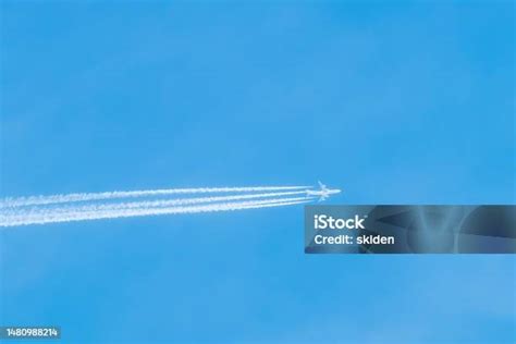 푸른 하늘 높이 솟은 제트기 사진 푸른 하늘의 여객기가 공기 흔적을 남깁니다 비행기 여행 벨라루스에 대한 스톡 사진 및 기타 이미지 Istock