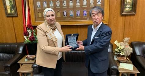 عميد ألسن عين شمس تستقبل فنانا يابانيا خلال محاضرة عن حرفة التذهيب فى