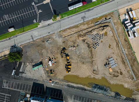 建筑工地积水污水管道堆放
