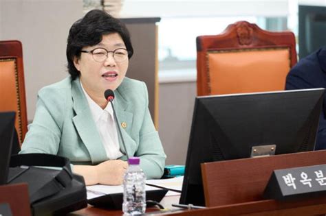 행감인물 박옥분 경기도의회 건교위원 보행 신호 빨간불에 바닥 신호 초록불