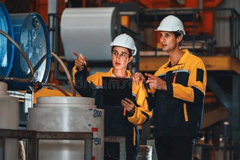 Dos Inspectores De Inventario Realizan Una Inspección En Una Planta