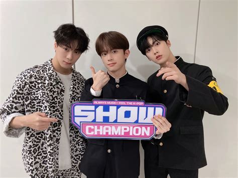 Showchampion On Twitter 어이 어이‼️ 거기 쇼챔피언 안 기다리고 딴짓하는 학생‼️선도부장 윤따나한테 호온난다〰️⁉️ 그 와중에 청춘 드라마 남주