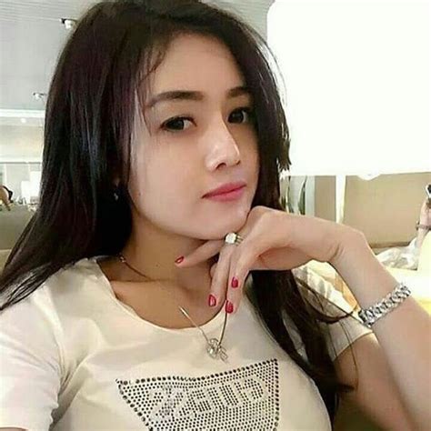 Pin By Gary Andrus On Simpan Cepat In 2021 Gadis Gadis Cantik Kecantikan Mode Wanita