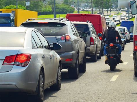Sorpasso In Moto Tra Auto Nel Traffico Scatta Il Divieto In Francia