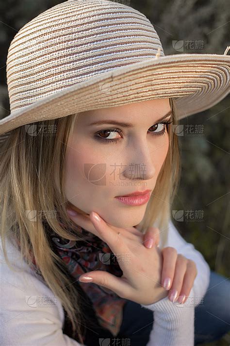 一个戴女士帽的女孩的肖像