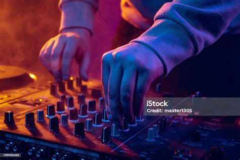 네온 조명의 클로즈업 이미지 전문 Dj 믹서에서 소리를 돌리는 남성 손 라이브 공연 20 24세에 대한 스톡 사진 및 기타