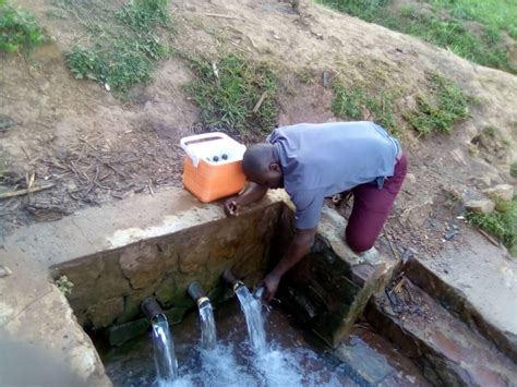 BURUNDI AHAMR contrôle la qualité de leau à BWAMBARANGWE KIRUNDO