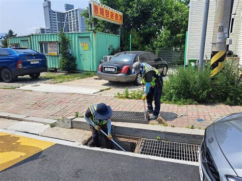 동해시 2023년 6월 넷째 주 현장대응추진단 은 도로 배수로 노면정비와 버려진 생활쓰레기 수거