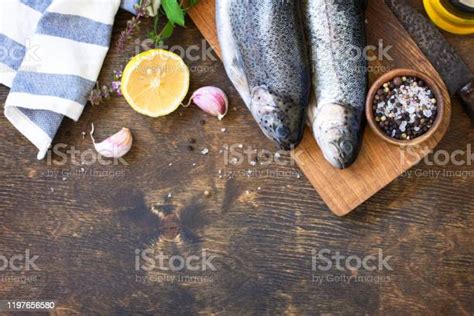 나무 테이블에 신선한 생선 송어 생선과 피클 재료 구운 생선 요리 준비 상단보기 평면 누워 배경입니다 공간을 복사합니다 0명에