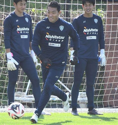 「ユニホームが汚れてもいいじゃないか」公式戦3連敗のj1アビスパ福岡・長谷部監督、スライディングシュート実演でゴール熱望：「おっ！」でつながる