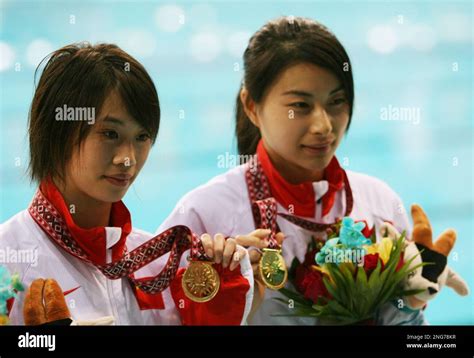Chinese Women Divers Guo Jingjing Right And Li Ting Show Their Gold Medals After The Asian