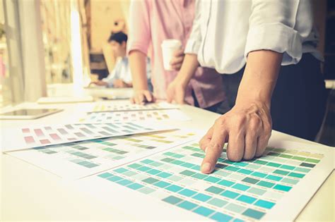 그래픽 디자인 및 색상 견본 그리고 책상에 펜 건축 작업 도구 및 액세서리와 함께 그리기입니다 Cmyk에 대한 스톡 사진 및 기타 이미지 Istock