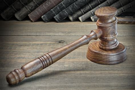 압살했다 판사 의사봉 및 늙음 관계법 교재들 에 목재 배경 개념에 대한 스톡 사진 및 기타 이미지 개념 개념과 주제 개체