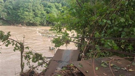 Jembatan Gantung Di Muara Enim Putus Diterjang Banjir Bandang