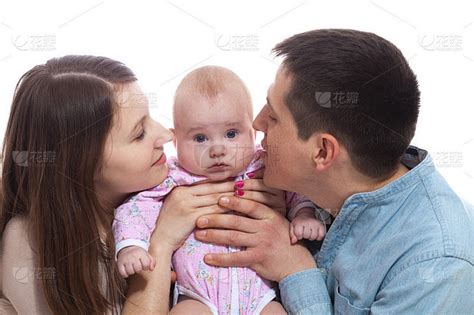 家庭，为人父母和人们的观念——快乐的母亲，父亲和宝贝女儿在家里