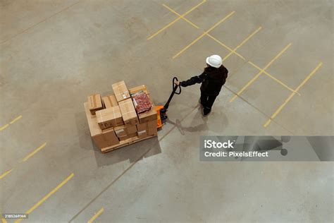 대형 창고에서 수동 지게차를 운영하는 여성 창고 작업자의 드론 뷰 지게차에 대한 스톡 사진 및 기타 이미지 지게차 여성 소포 Istock